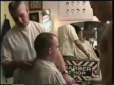 Checking The Haircut Of A Recruit 中文