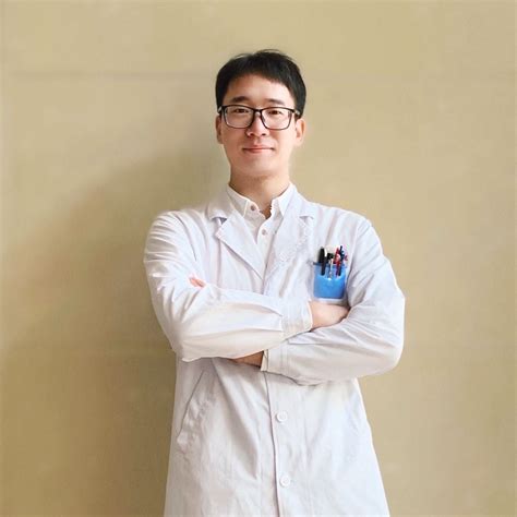 重感冒，嗓子发炎疼痛，刀片嗓，偶有咳嗽，有深黄色鼻涕和痰，症状快两天了，现在吃的抗病毒口服液、鱼腥草口服液、安咖黄敏、阿莫西林、强力枇杷露，这个药要怎么调整一下？需要快点好，3号结婚普通内科