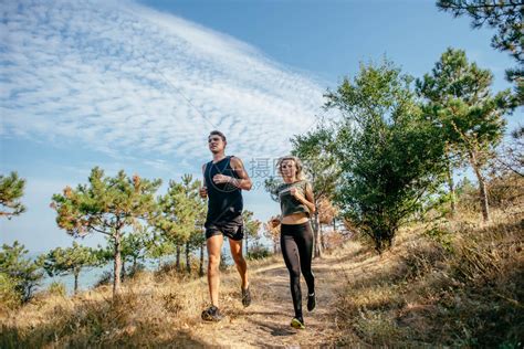 在户外跑步的年轻运动夫妇高清图片下载 正版图片507311234 摄图网 在户外跑步的年轻运动夫妇高清图片下载 正版图片507311234 摄图网