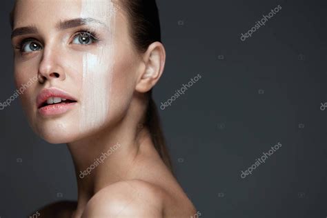 Maquillaje Facial Mujer Sexy Con Máscara De Crema En La Piel De La