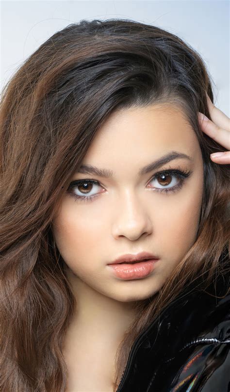 Young Actresses Brown Eyes