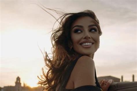 Seksipilna Rumunka U Kreaciji Koja Naglašava Dekolte