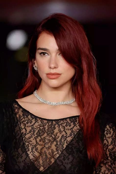 El Nuevo Pelo Rojo De Dua Lipa Tardó Más De 10 Horas En Conseguirse
