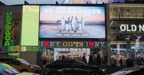 엔싸인 인기 엄청나네美 뉴욕 타임스퀘어 전광판 장식