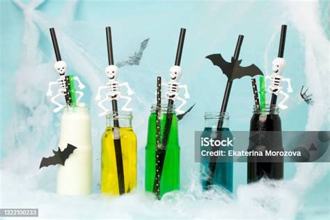 거미줄 파란 배경의 해골 빨대 밝은 전단지 쿠폰 휴일 배너 할로윈 으스스한 음료 소름 장식 유리 병에 파티를위한 다채로운 칵테일 0명에 대한 스톡 사진 및 기타 이미지