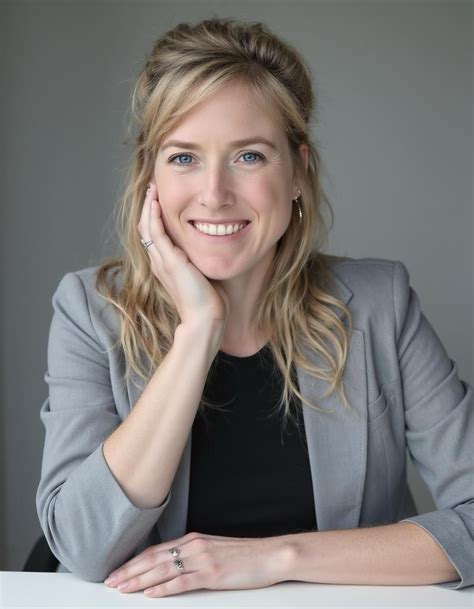 לאחרונה אשתי מאוד עסוקה אז החלטתי למדל אותה וגם אותי ויצרתי לנו סט של ״צילומי תדמית״ בבינה