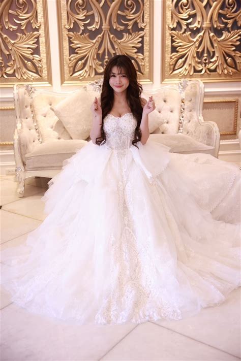 才跟月老許願！零死角女神無預警披婚紗 牽手畫面曝光 娛樂星聞