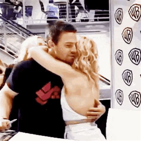 Emily Bett Rickards And Stephen Amell Kiss