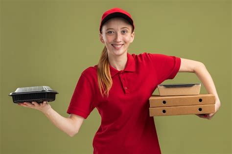 Junges Liefermädchen In Roter Uniform Und Mütze Das Pizzakartons Und