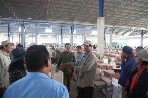 ទេសរដ្ឋមន្រ្តី គន់ គីម អញ្ជេីញពិនិត្យទីតាំងត្រៀមចែកពូជស្រូវជូនប្រជាកសិករក្នុងខេត្តបន្ទាយមានជ័យ