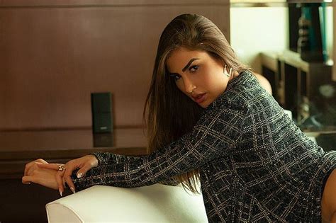 Modelo Retorna Com Ensaio Sensual Estilo Executiva