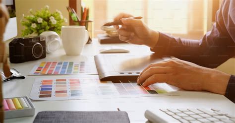 측면 보기로 펜과 디지털 태블릿으로 작업하는 그래픽 디자이너 사진 Unsplash의 태국 이미지