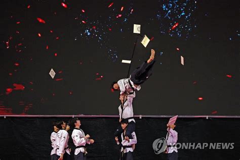 세계태권도연맹 시범단 격파 연합뉴스