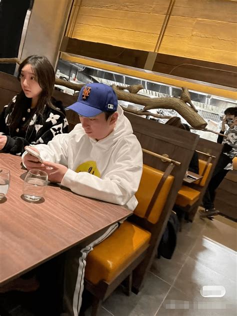 王思聪又换新女友，深夜带长发辣妹回家过夜，颜值不输圈内女星！慎婕女生朋友