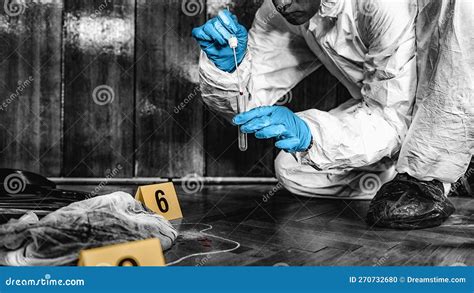 Forense Recopilar Pistas De La Escena Del Crimen Foto De Archivo
