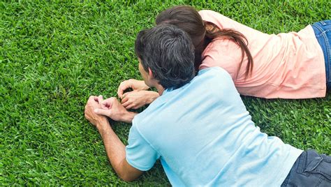 En Mayenne Un Couple Alcoolisé Fait Lamour Devant Une Piscine Il Est