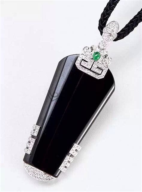 墨翠被视为缅甸的国宝，也被誉为 成功人士的影子”，在缅甸，只有王公贵族和上层社会的人才有资格戴墨翠，普通百姓是不允许佩戴的。