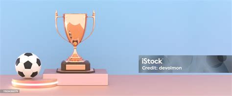 연단에 축구공과 황금 트로피 컵 승자 컵과 축구공 축구 공을 가진 나무 선반에 빛나는 황금 트로피 수상 3d 렌더링 금속에 대한