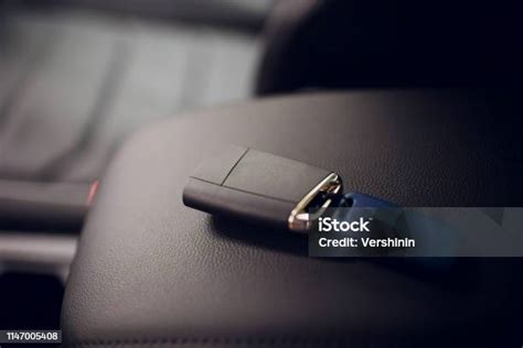 자동차 키를 전달 합니다 자동차 키 카메라 Copyspace 자동차 대리점 살롱 관리자 세일즈 맨 판매 구매 주는 소유자 직업