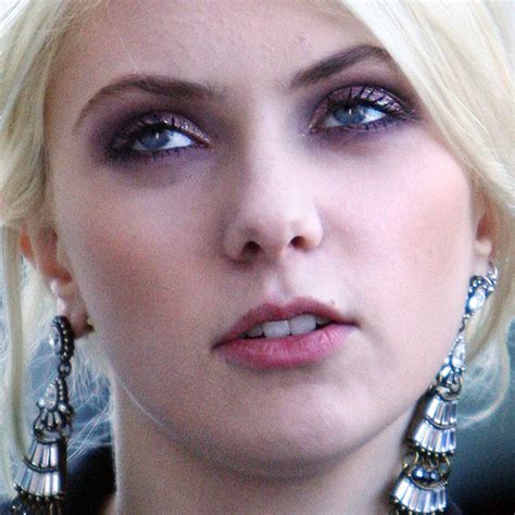 Taylor Momsen Makeup Brown Eyeshadow And Brown Lipstick Steal Her Style