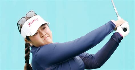 티샷 하는 릴리아 부