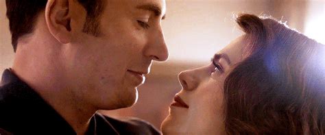 페기 카터역의 헤일리 앳웰 후방주의 꾸르