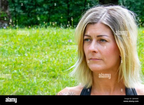 Alte Frau Und Jung Fotos Und Bildmaterial In Hoher Auflösung Seite