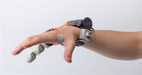 Controllable Third Thumb Lets Wearers Extend Their Natural Abilities