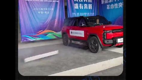 Chinas Ev “battery Eject” Fix Sparks Safety Fears As Pack Lands In Traffic