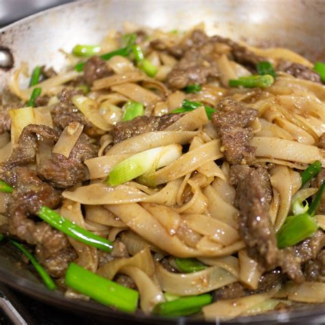 Vietnamese Stir Fried Flat Rice Noodles With Beef Phở Xào Bò Vicky