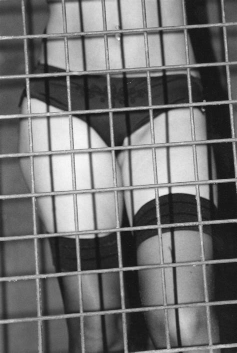 Hinter Gittern Foto And Bild Körperdetails Menschen Bilder Auf