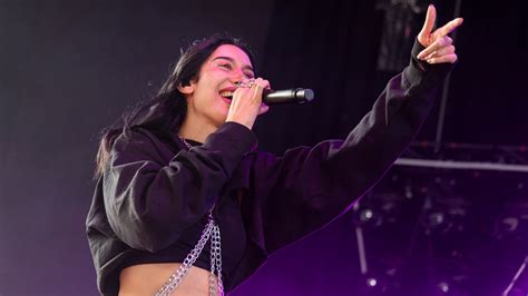 Who Is Julia Wolf The Twilight Obsessed Indie Pop Girly With Heavy