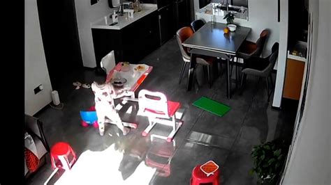 父母核酸阳性 岁半宝宝独自在客厅生活 关键帧 澎湃新闻 The Paper