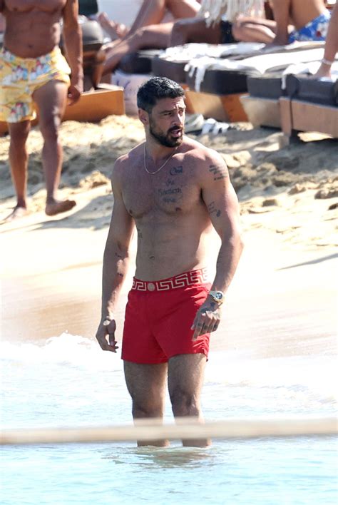 Michele Morrone Βουτιές με Speedo μαγιό σε γνωστή παραλία της Μυκόνου
