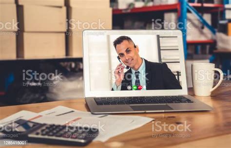 창고 창고의 컴퓨터 화면에서 화상 통화에 대해 이야기하는 창고 직원 Tv 보기에 대한 스톡 사진 및 기타 이미지 Tv 보기 가상현실 공급망 Istock