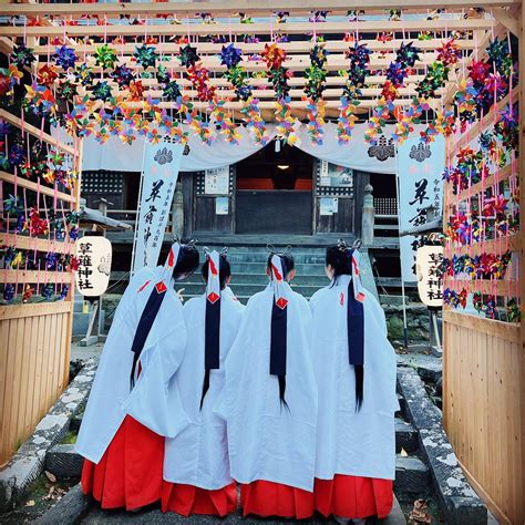 草薙神社kusanagi Jinjya 【舞姫総練習】 衣装をつけて本番さながらに舞殿で最後の練習。 初めて着る着物と緋袴と千早にドキドキワクワクしながらの着装。 本当に可愛らしくて