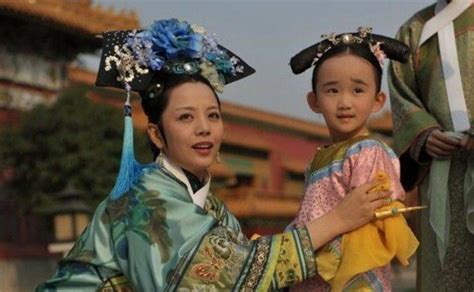 甄嬛传：敬妃收养胧月，却为何倒掉甄嬛送的食物，真相背后太现实女儿母亲成纯元