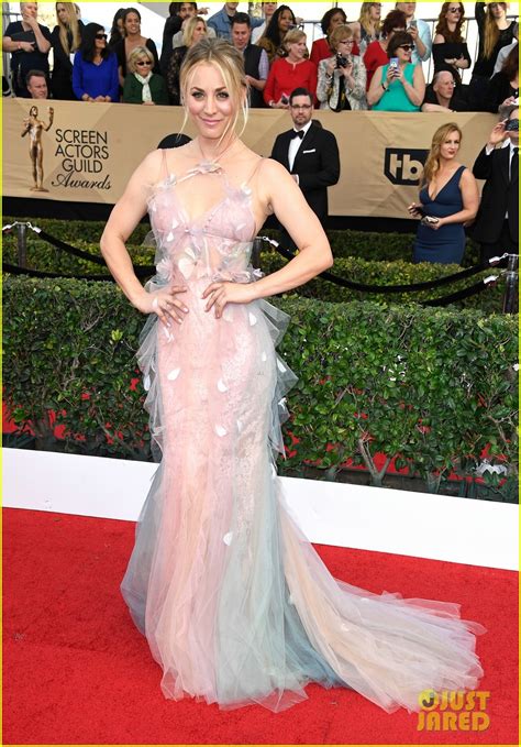 Video Kaley Cuoco Is Not Too Pleased With Jim Parsons At Sag Awards Photo Jim