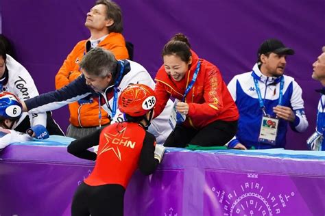 17岁李靳宇夺银后冲向教练，这张照片暴露了李琰当时的内心 搜狐大视野 搜狐新闻