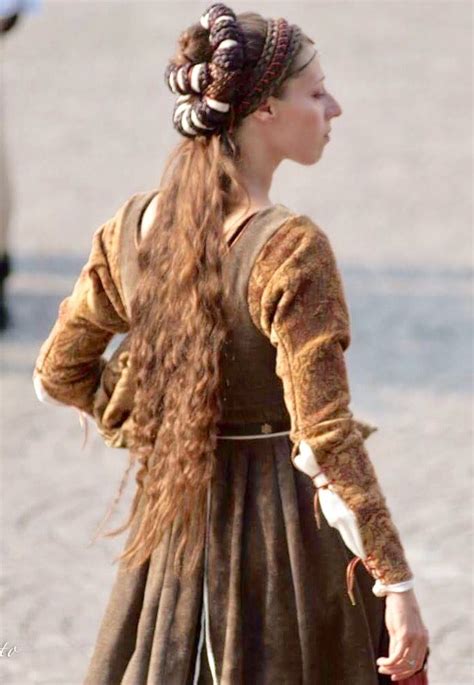 Pin By Teethmcnuggets On Lady Medieval Hairstyles Renaissance
