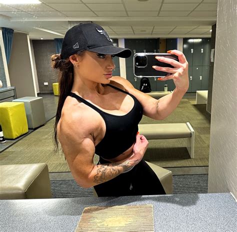 Massive Muscular Woman From Europe Flexes Rbigarms