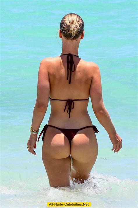 Bianca Elouise Tight Round Ass In Bikini