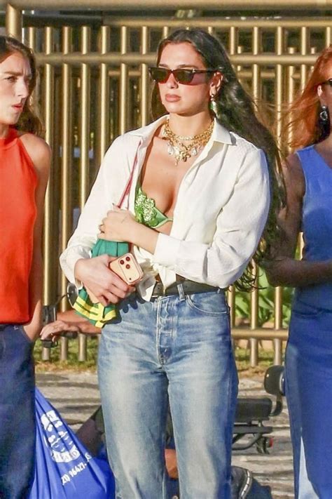 Jeans Cigarette Y Tenis Blancos El Estilo De Dua Lipa Para Pasear Por