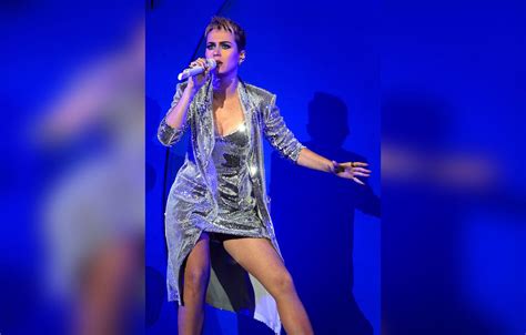Pics Katy Perry Suffers A Wardrobe Malfunction With Her Panties