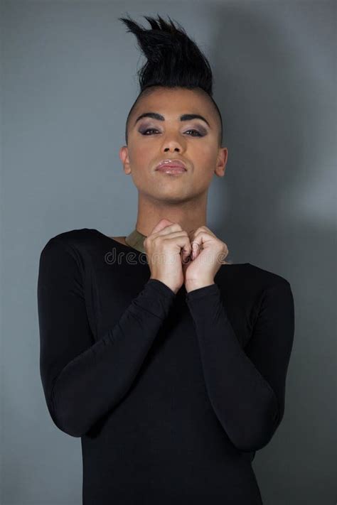 Femme Sûre De Transsexuel Regardant Loin Image Stock Image Du Attitude Genre 90462635