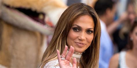 Jennifer Lopez Revives Pamela Andersons Iconic 90s Updo
