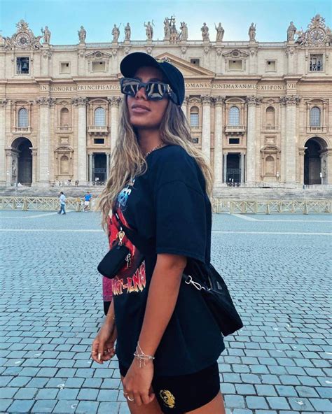 Anitta posta ensaio fotográfico em que aparece completamente nua MH Celebridades e TV