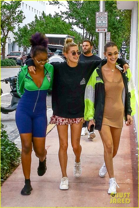 Bella Hadid And Hailey Baldwin Live It Up On Miami Boat Ride Vestiti Donna