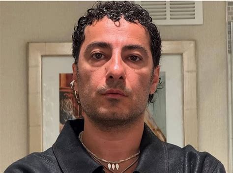 نوید محمدزاده با استایلی متفاوت در خیابانی خاص روزنامه هفت صبح