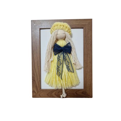 Decoratiune De Tip Papusa Din Macrame Confectionata Manual Pusa In Rama Perfecta Pentru A Fi
